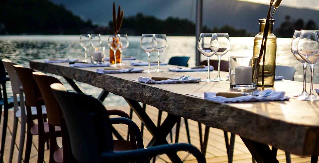 Les Cassines, partager du bon temps les pieds dans l'eau du lac d'Annecy